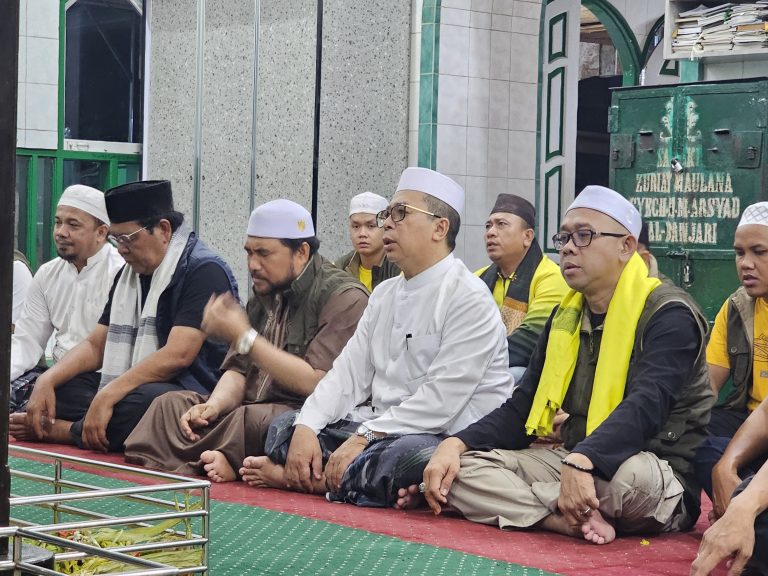 Paman Birin Ziarah ke Makam Datu Kalampayan - Kaki News Paman Birin Ziarah ke Makam Datu Kalampayan - Kaki News