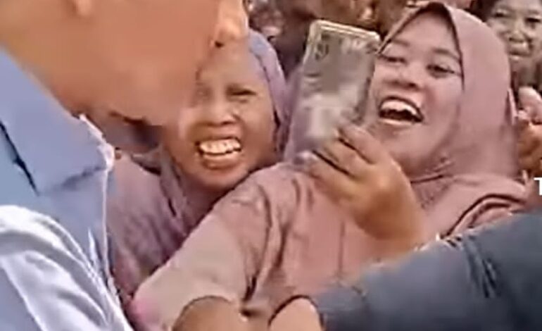 Anak-anak Sungai Tabuk Hadiahi Wapres Gibran Puisi dan Gambar - Kaki News